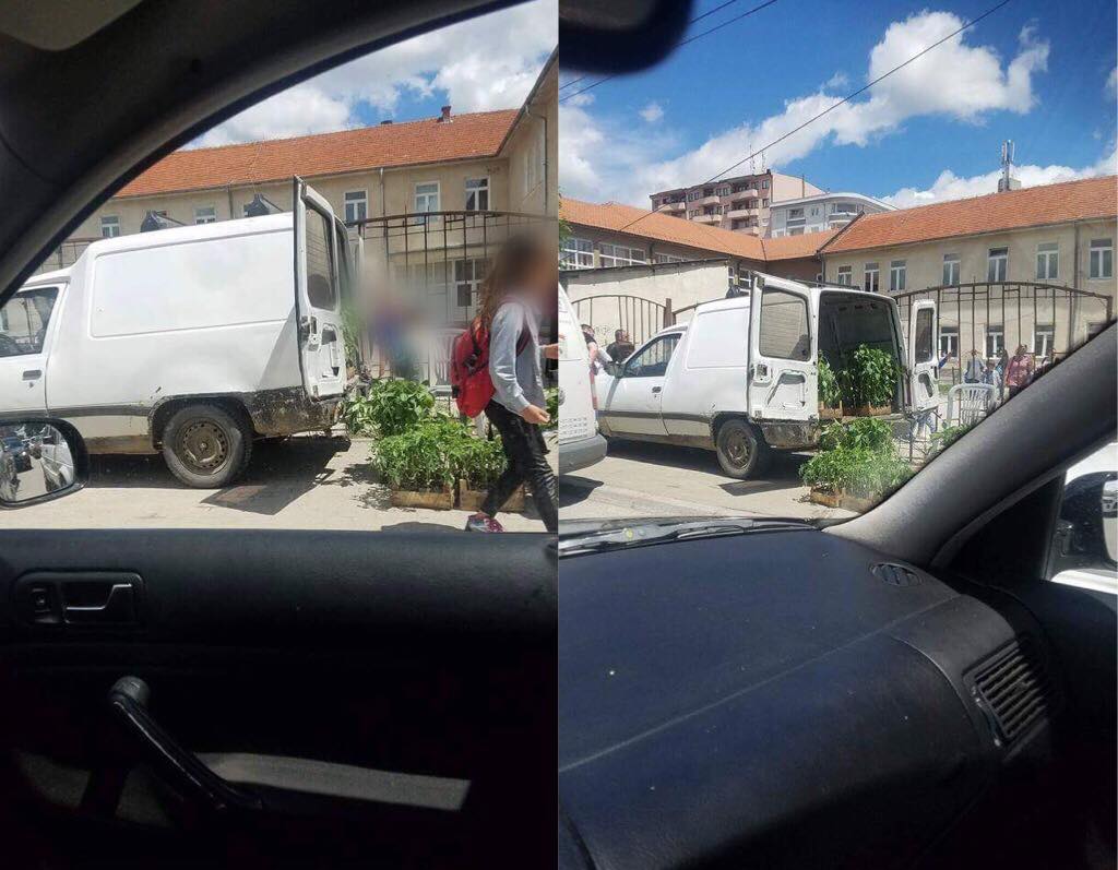 Bllokohet nga shitësit hyrja e shkollës “Shaban Shala” në Podujevë Bllokohet nga shitësit hyrja e shkollës “Shaban Shala” në Podujevë