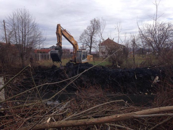 Lumi Llap vazhdon të jetë i ndotur, pastrimi i tij po bëhet “sa për sy ...
