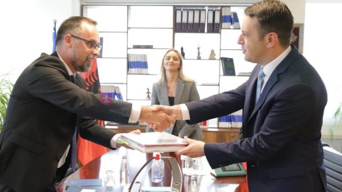 Selimi i AAK-së merr detyrën e ministrit të Drejtësisë, falënderon ish ...