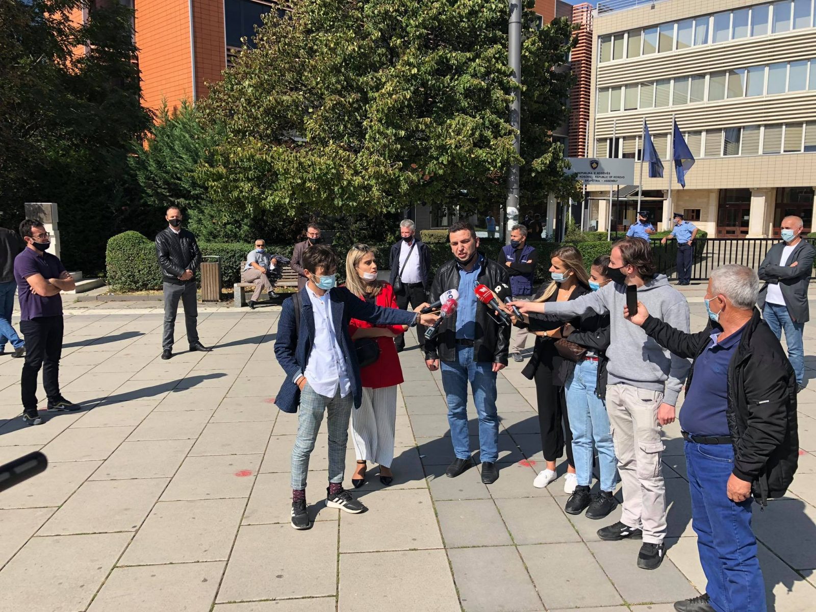 Punëtorët e KEK-ut protestojnë para Kuvendit, kërkojnë mundësinë e ...