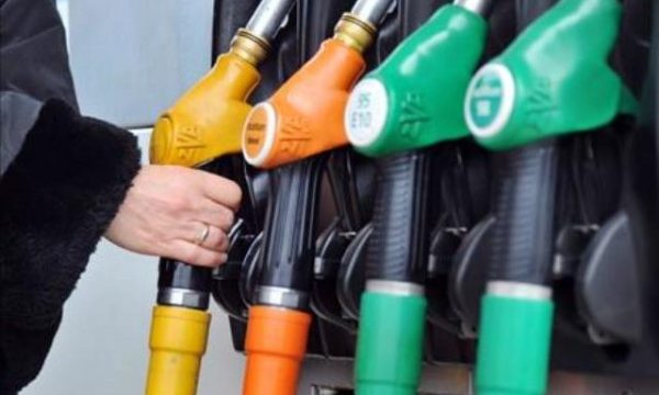 Kurrë mos tentoni ta mbushni veturën “full” me karburant, i bëni dëm ...