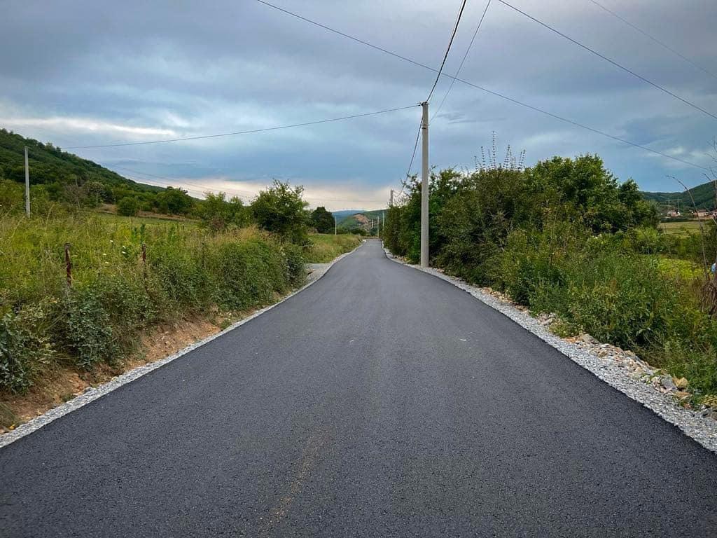 Asfaltohet rruga që i lidh dy fshatra të Podujevës (Pamje) Asfaltohet rruga që i lidh dy fshatra të Podujevës (Pamje)